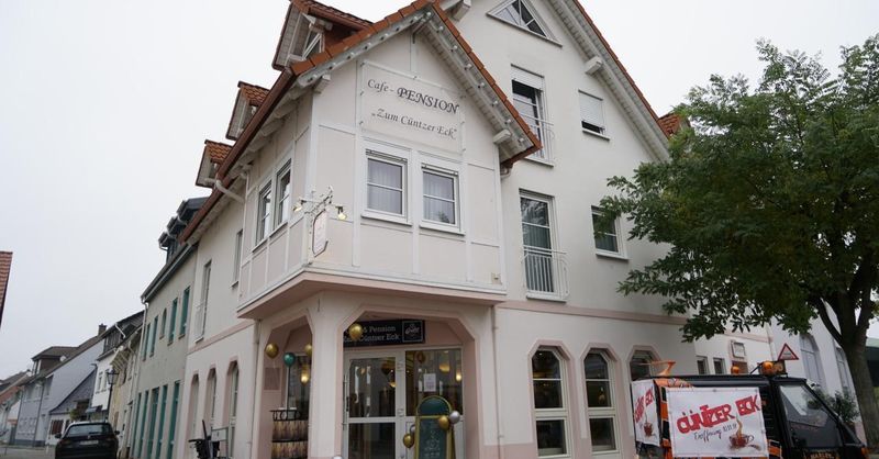 Café Und Pension Zum Cüntzer Eck, Gernsheim - hotel reservation on ...