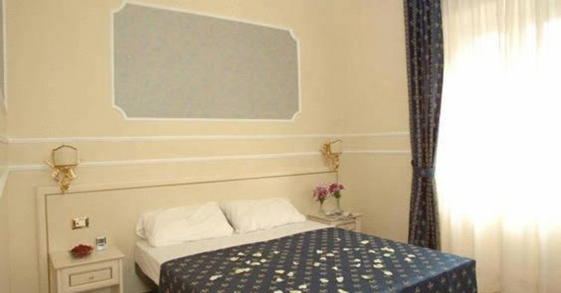 Cesar Palace Bed & Breakfast, Roma - hotel booking on HotelFriend