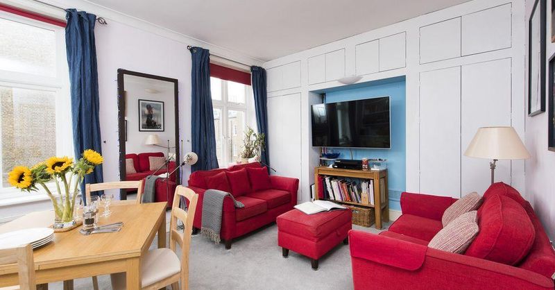 Compact Flat Next To Portobello Road: quick and easy booking on HotelFriend