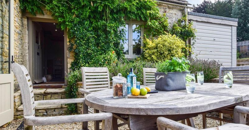 Beehive Cottage, Cirencester - photos and rooms on HotelFriend