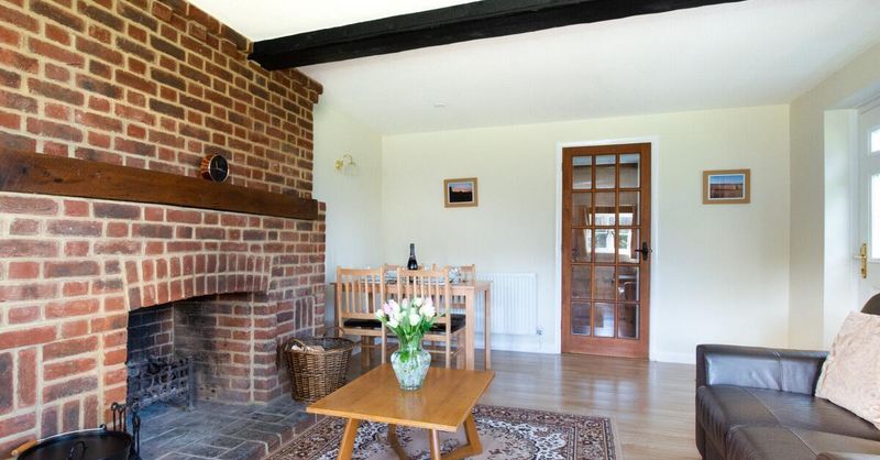 Walnut Cottage, Elham - easy hotel booking on HotelFriend