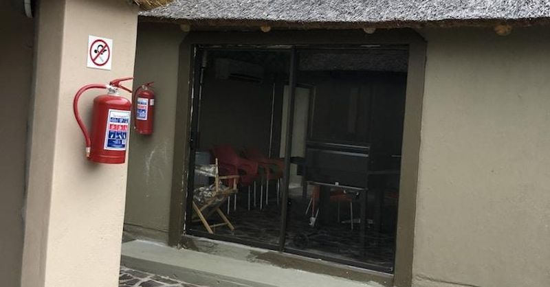 Lapeng Lehae Lodge, Acornhoek: easy hotel booking on HotelFriend